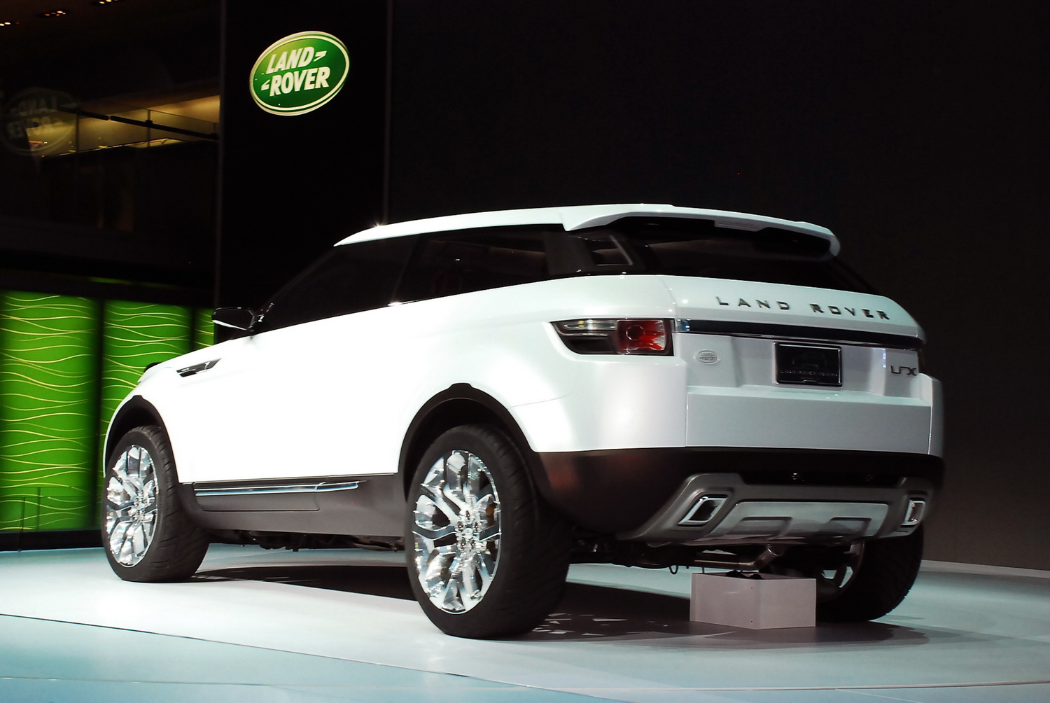 SPORT CARS 2011: Land Rover gets Government Grant to Build Range Rover LRX