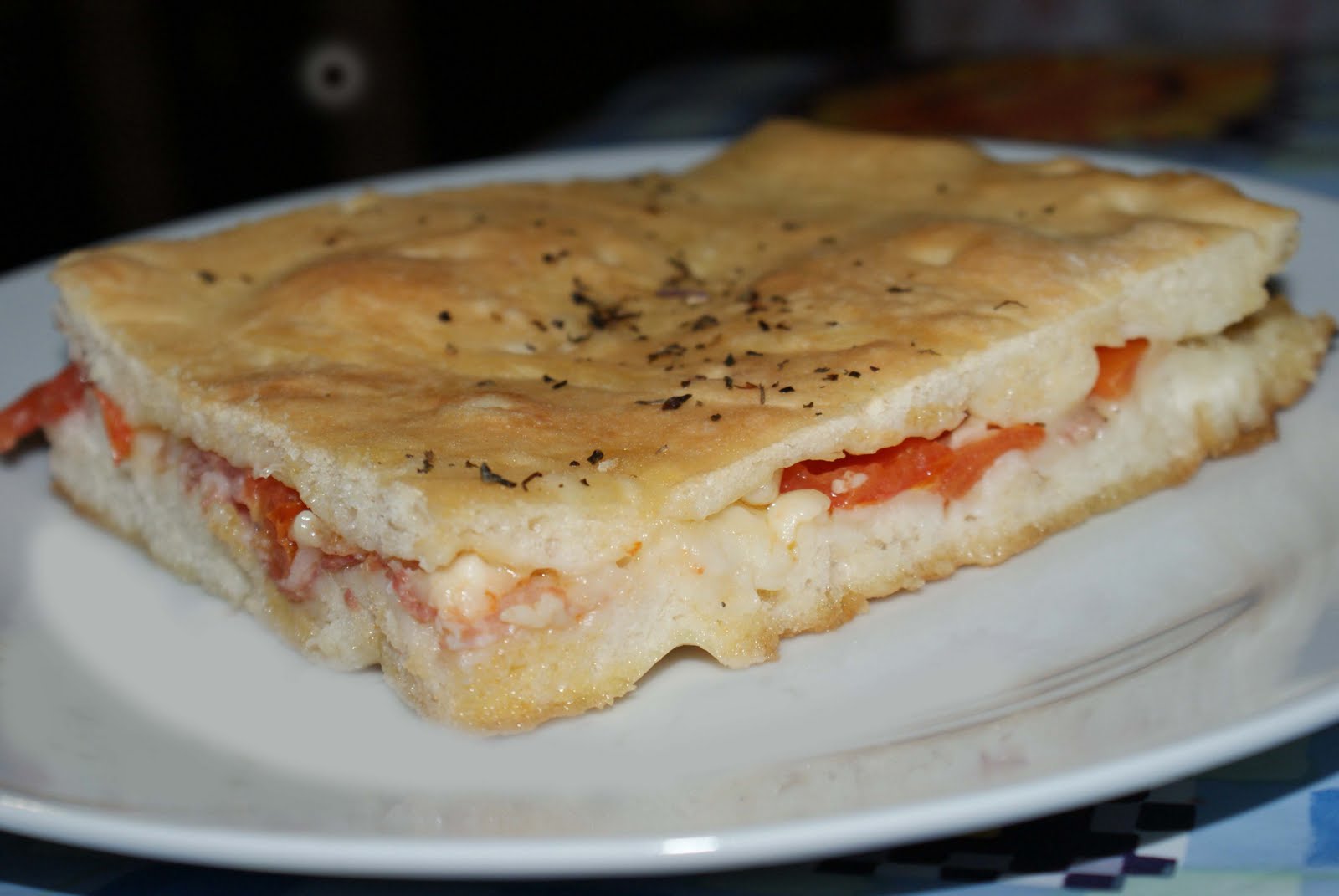 Sfizi in tavola: Pizza ripiena con insalata di pomodorini e mozzarella ...