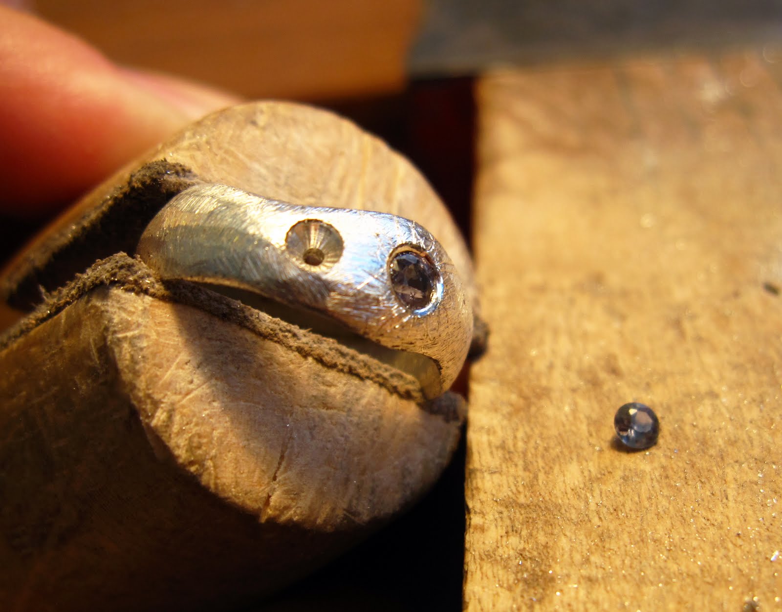 Tales about enchanted jewellery: Flush-setting at last!