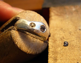 Tales about enchanted jewellery: Flush-setting at last!