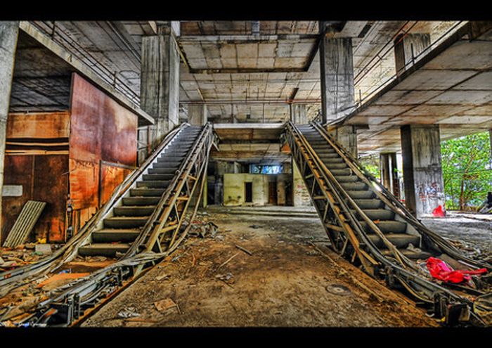 Fresh Pics: 50 Beautiful Examples of Urban Decay Photography