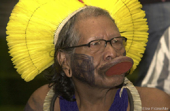 Bouillons de Cultures: Raoni revient en Europe