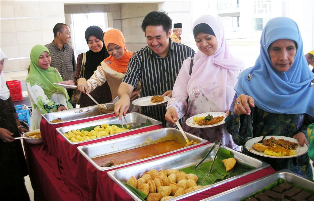 makanan: JAMUAN MAKAN DI MASJID SULTAN AL MIZAN (MASJID BESI)