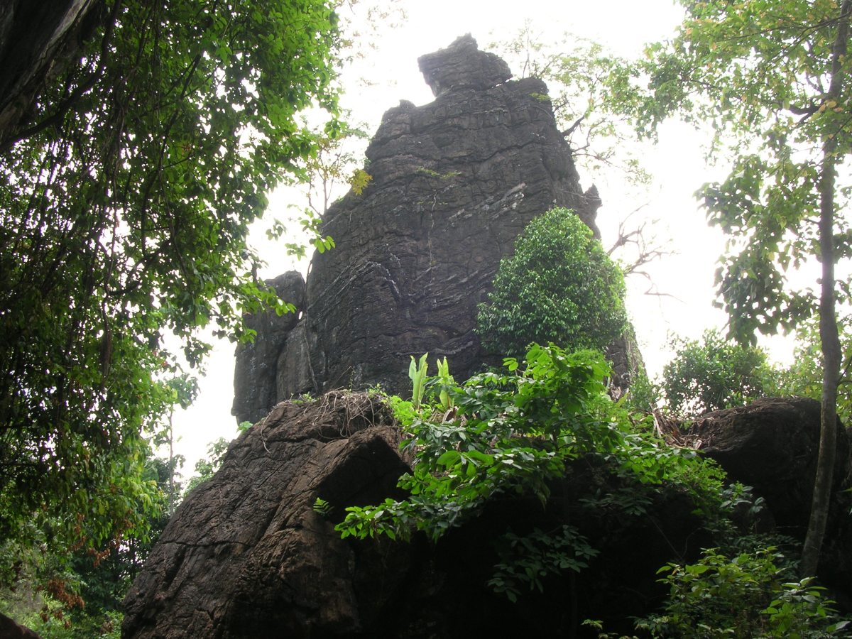 Journeys across Karnataka: Caves of Ulavi: Panchalingagavi