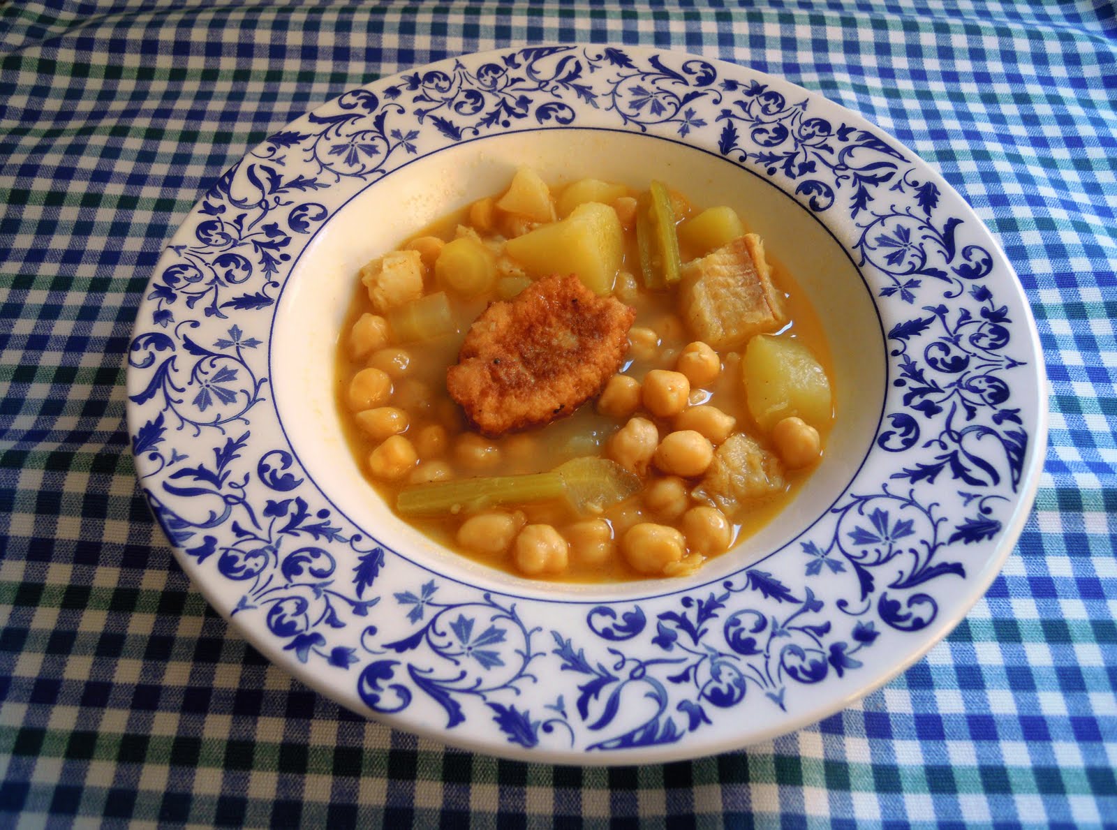 Potaje de garbanzos con pelotas de pan duro (Potaje de Semana Santa)