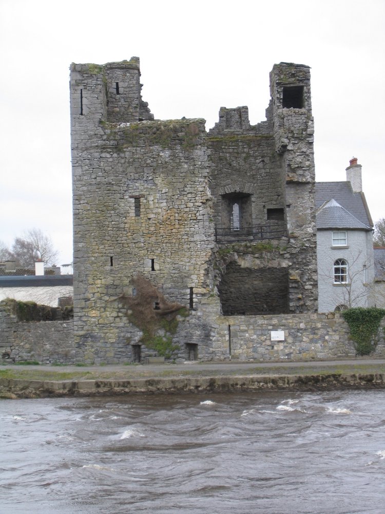 HEART SHAPED STONES: Leighlinbridge Castle, aka Black Castle