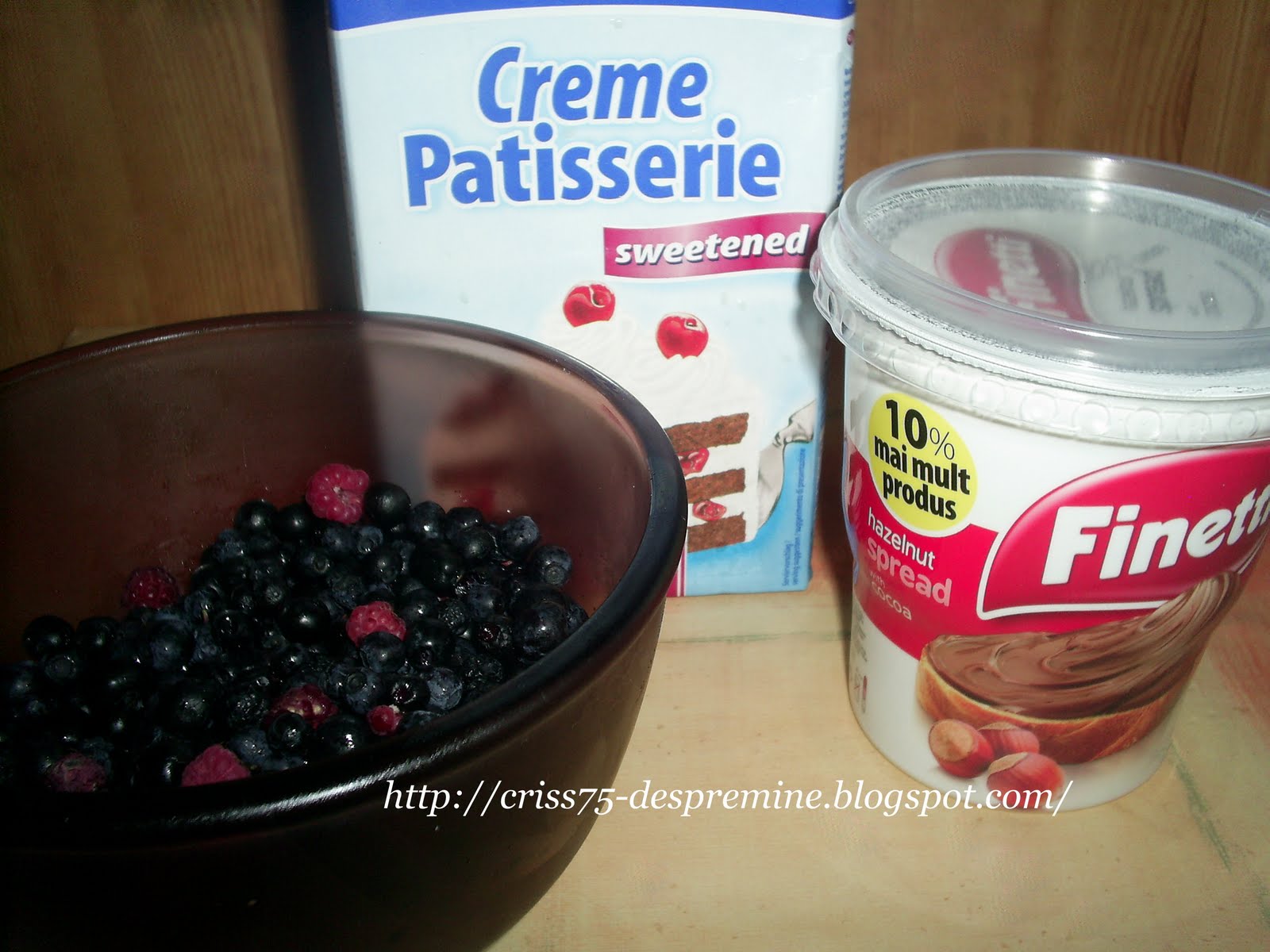 Arome si culori : Tort cu crema finetti si mousse de fructe de padure