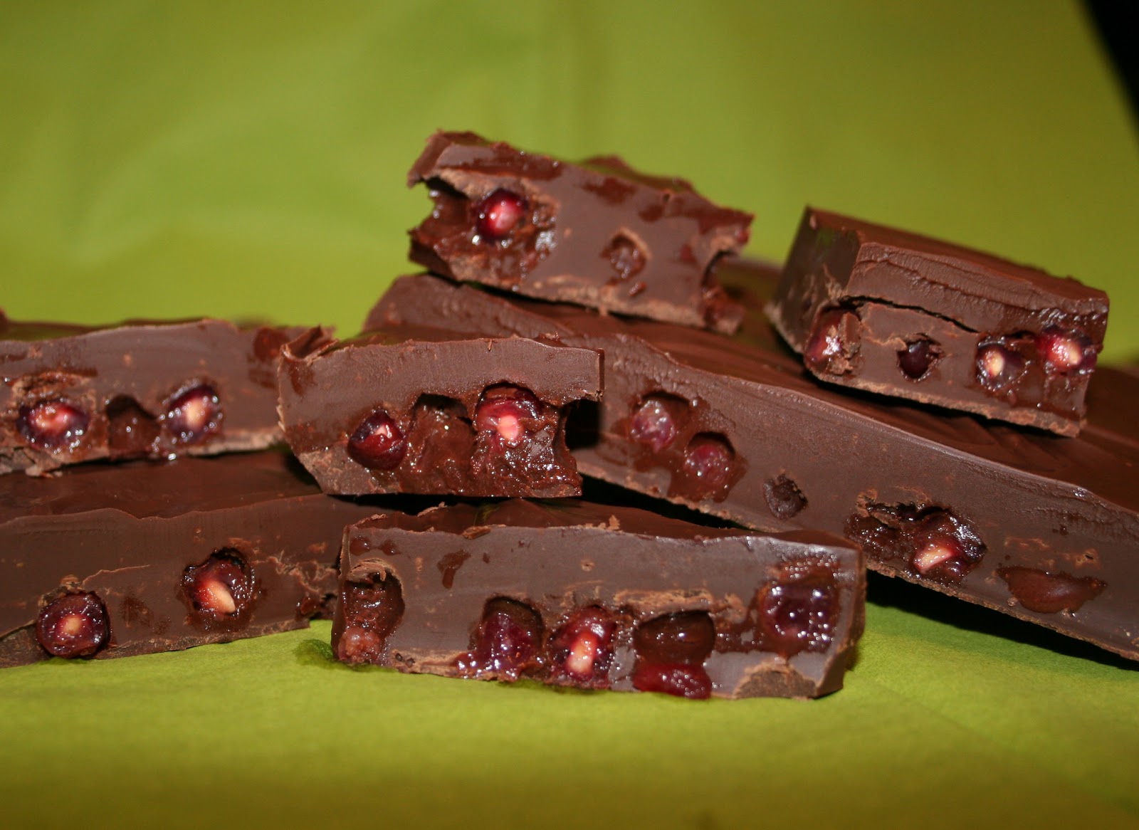 Rehauge: Sweets! Selbstgemachte Granatapfel-Chili-Schokolade