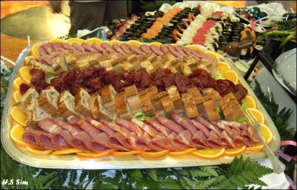 CRUISE AROUND THE WORLD: Easter buffet