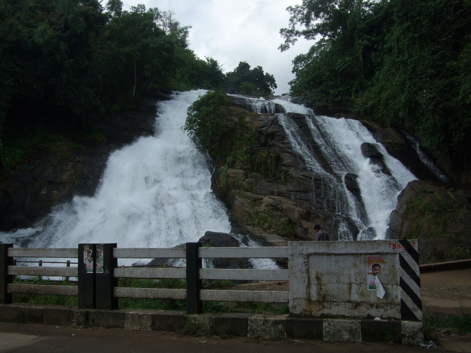 Exploring South India - Travel blog.....: Road trip to Sholyar Dam ...