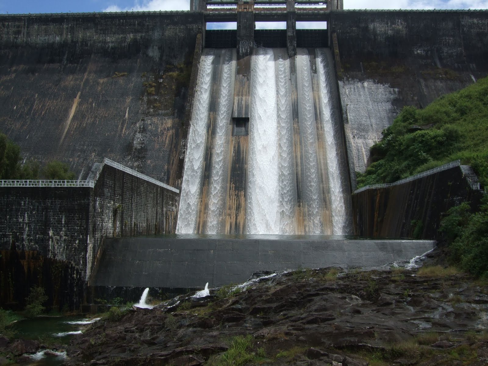 Exploring South India - Travel blog.....: Road trip to Sholyar Dam ...