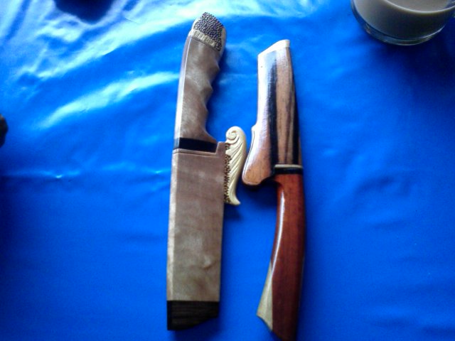 Koleksi Sarung Dan Ulu Parang