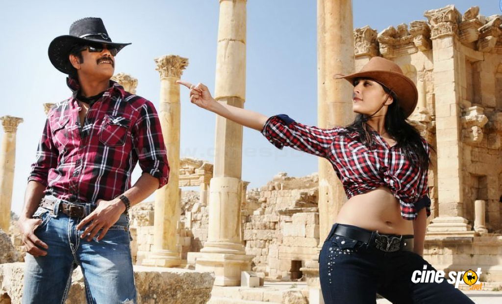 Hot GlitZ: anushka hot in ragada