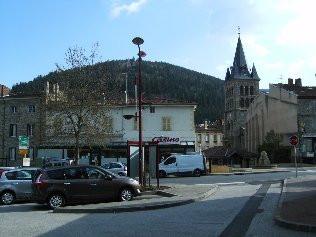 Les tours de pierre.: Quelques photographies de Bourg-Argental.