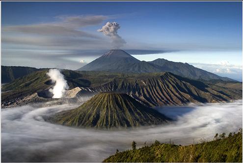 MaduDanKurma: Gunung-Gunung Yang Menjadi Pasak