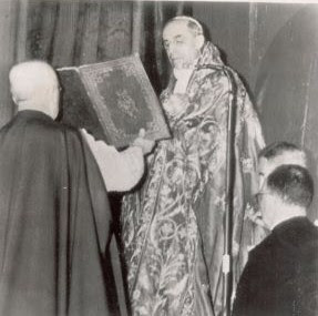 Traditional † Catholicism: The Papal Mantum