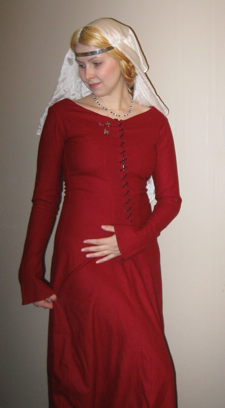 Ysabel la Broderesse: Cotehardie Pictures... Finally!