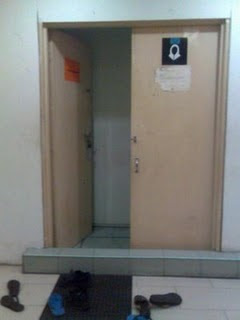 Dunia Untuk Akhirat: Sila Tutup Pintu Surau Wanita