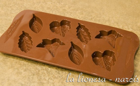 Poseu el motlle sobre un paper i passeu a omplir-lo amb la cobertura ...