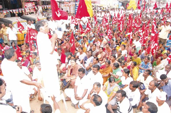 THUNDERBOLT: CPIM struggle for landless - 1400 activists court arrest