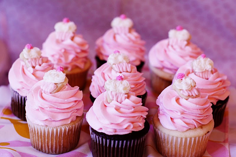 Jenny makes Cupcakes and Cookie Cupcakes!