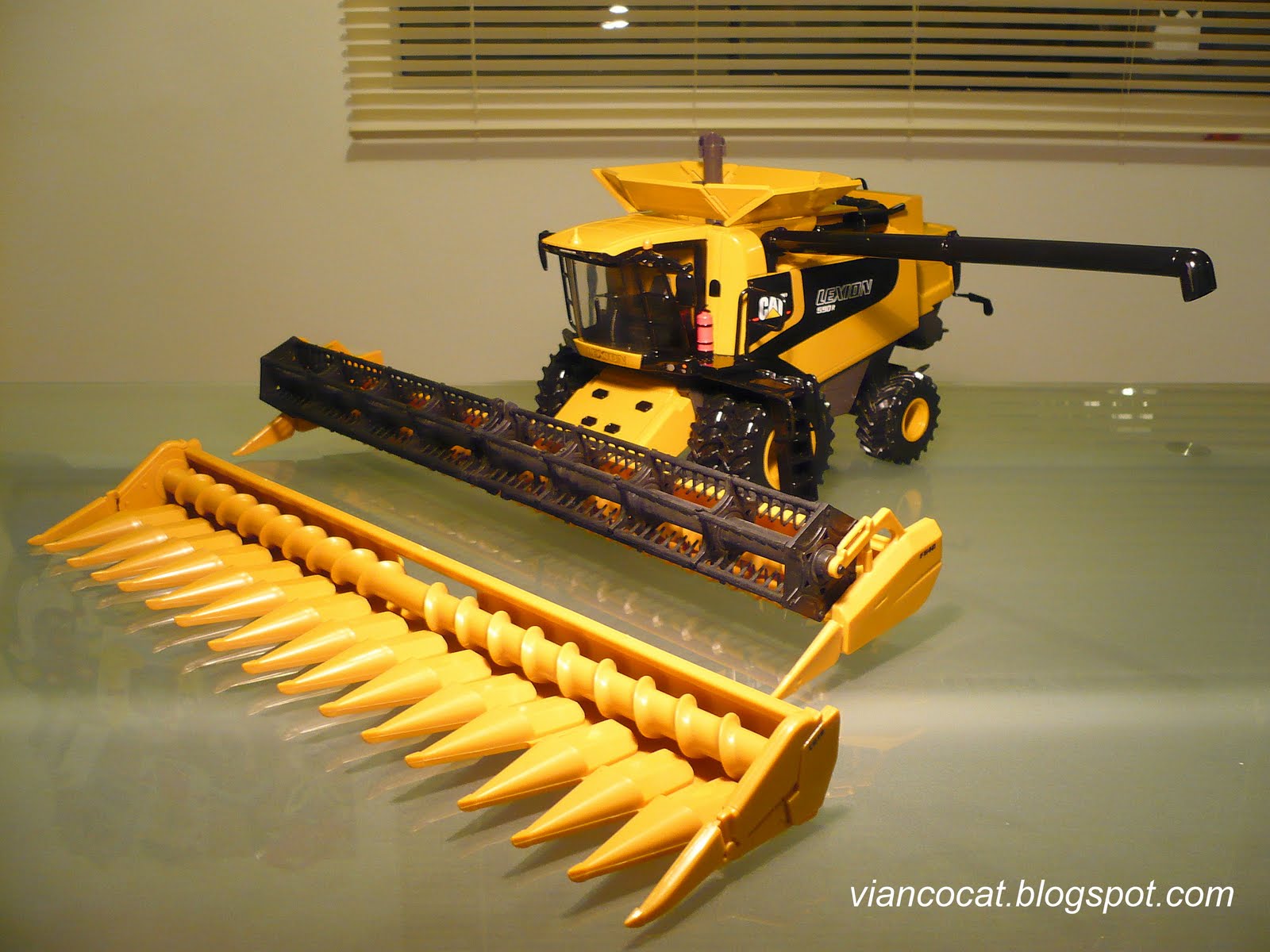 VIANCO: CAT 590R LEXION