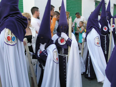 Blog de Torreblanca Cofrade: Nazarenos de morado y blanco