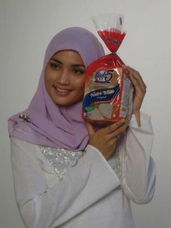 * Beauty Is Unique *: Maya Karin and Fasha Sandha Bertudung