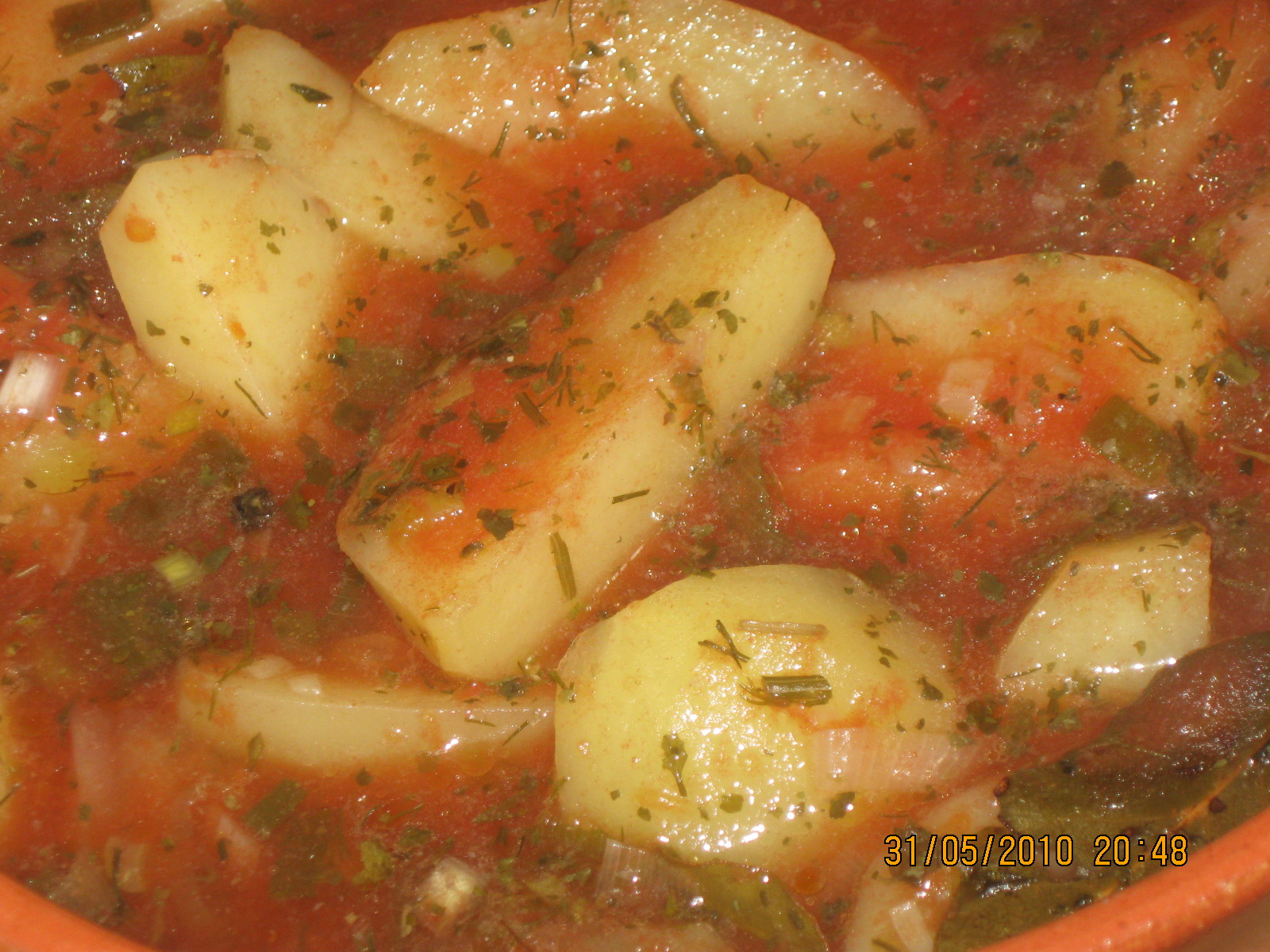 Cu Medi in bucatarie: Mancare de cartofi noi cu marar in vas roman