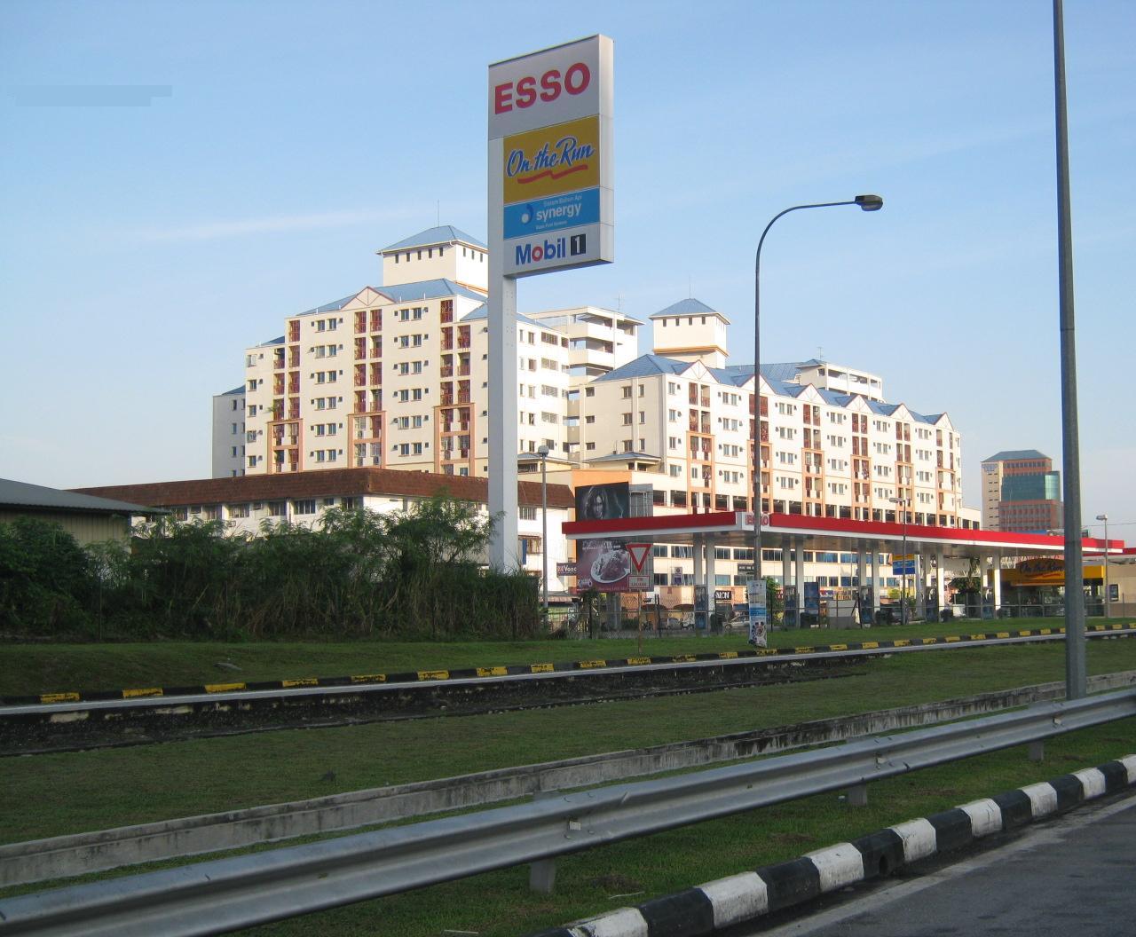 kuala lumpur: Seri Kembangan- Esso PLUS
