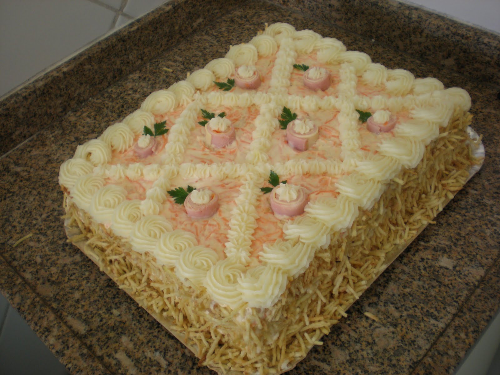 Beth Tortas Personalizadas: TORTA SALGADA DECORADA 1