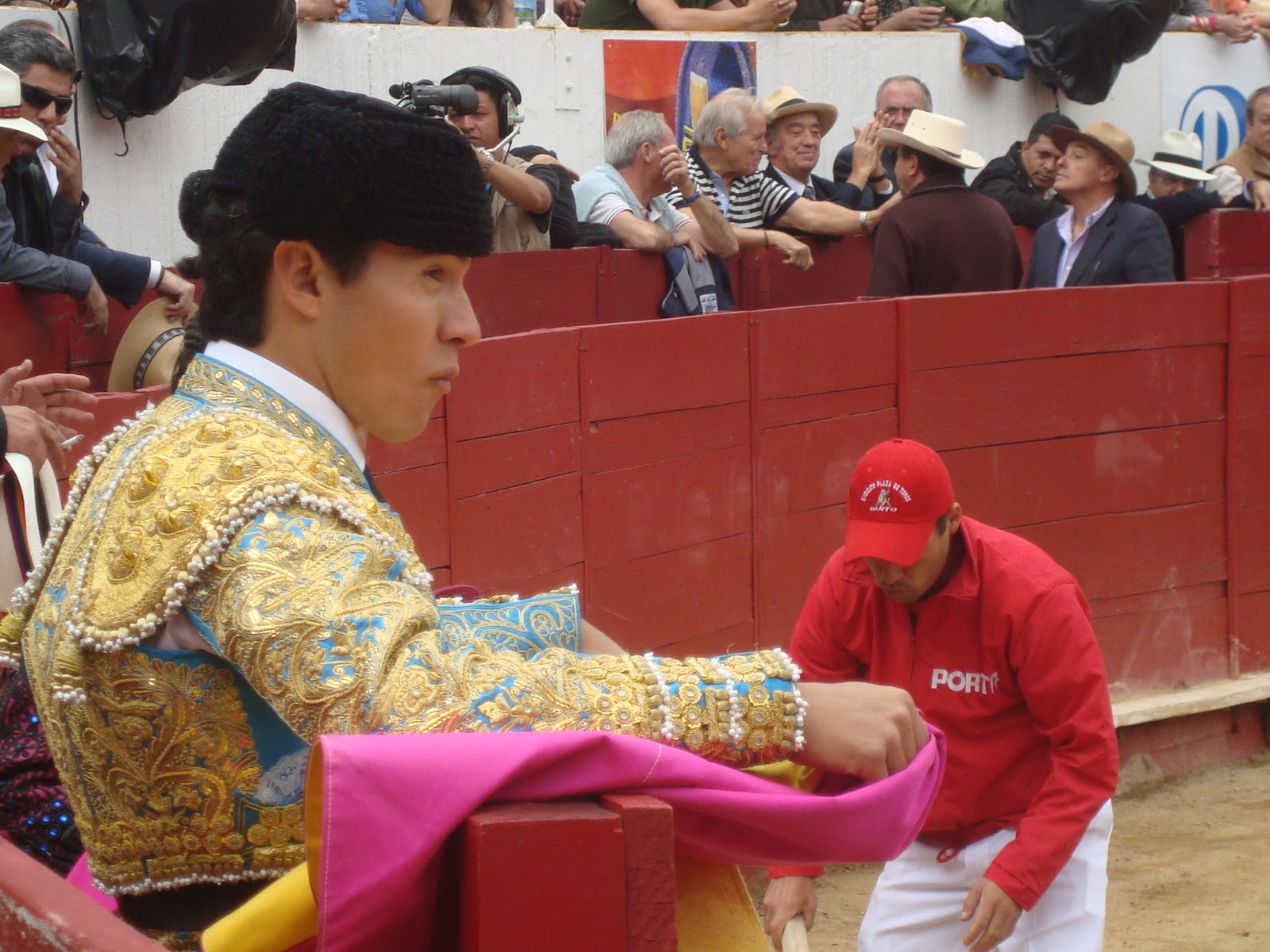 Del toro al infinito: QUITO: GRAN TRIUNFO DE DAVID SILVETI CON NOVILLOS ...