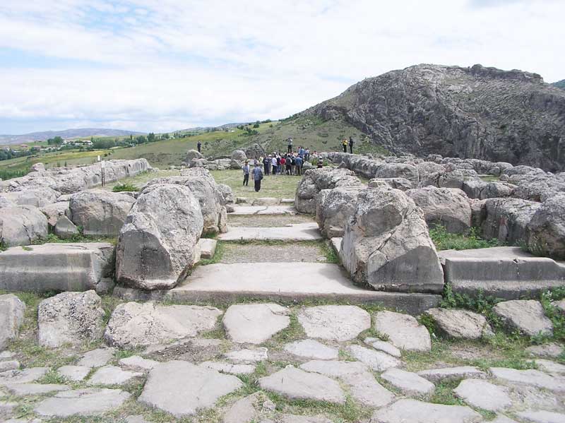 entornos / ... Turquía y sus huellas: Hattusa,… muralla y esplendor