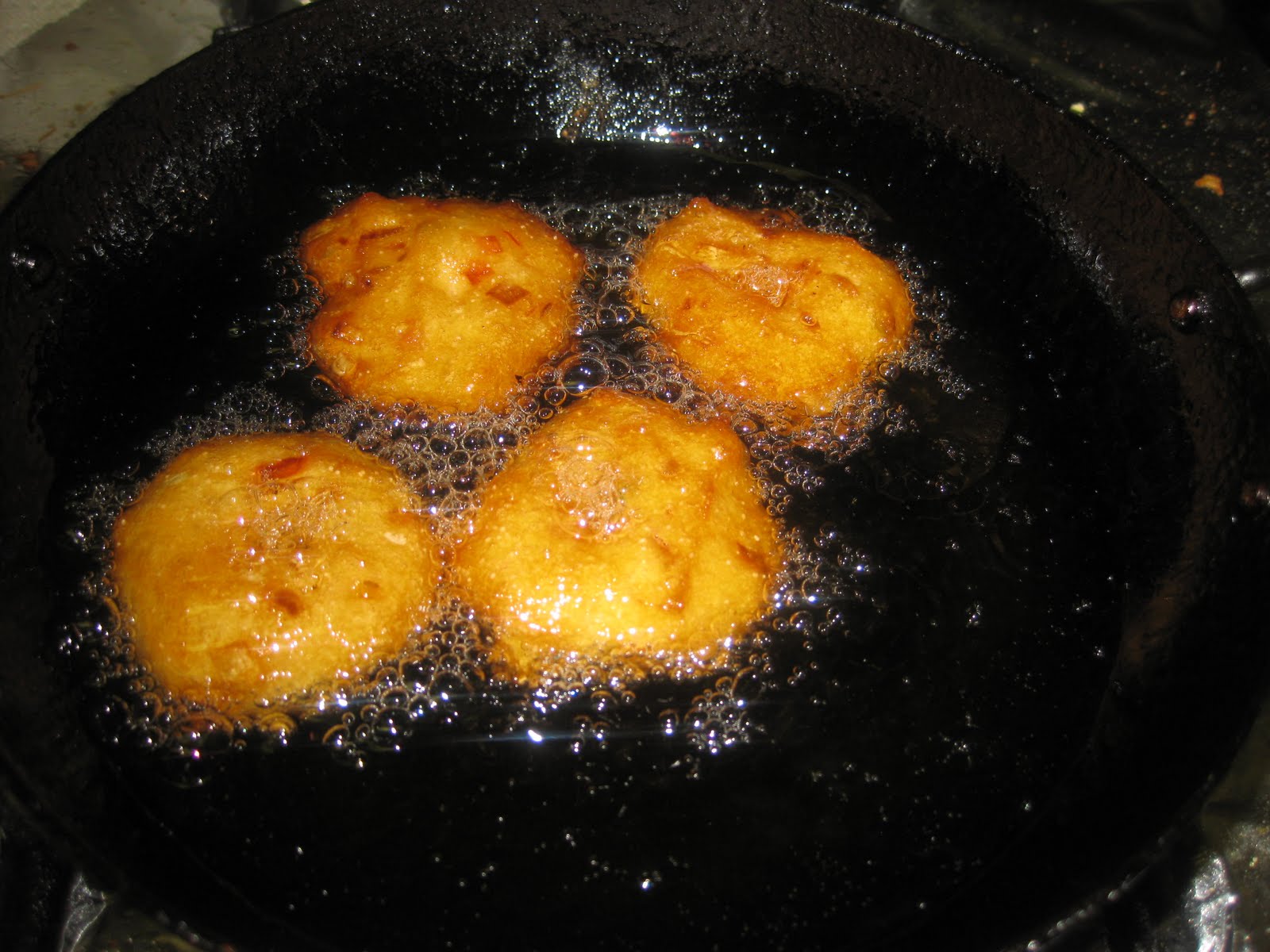 Divya's Recipes: Ulli Garelu / Medu Vada