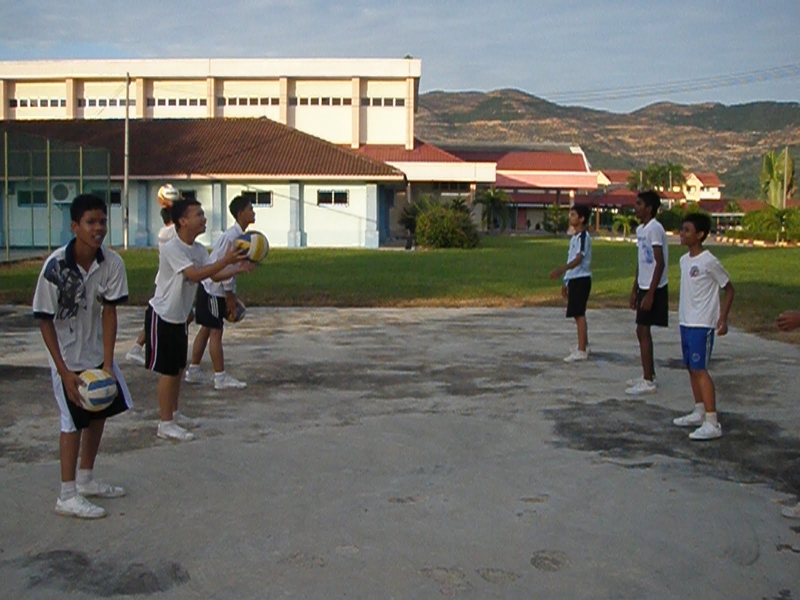 SMK BAHAU, JALAN ROMPIN, 72100 BAHAU: Laporan Kelab Bola Tampar SMB 2010