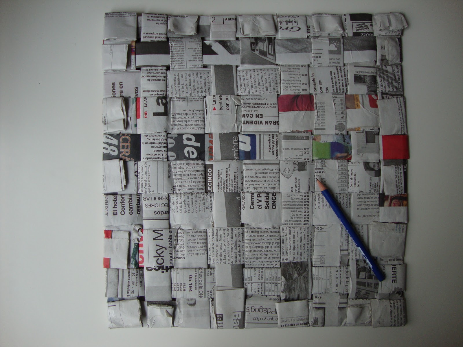 Alumnos de E.E. de Los Angeles: Tapetes hechos con papel de periódico