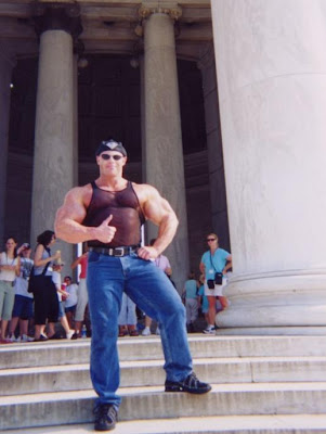 LA PERFECTION FAITE HOMME: BRAD HOLLIBAUGH 03/08