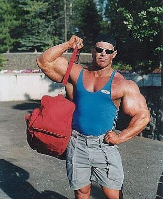 LA PERFECTION FAITE HOMME: BRAD HOLLIBAUGH 03/08