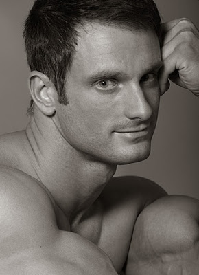 LA PERFECTION FAITE HOMME: DAN DECKER 03/09