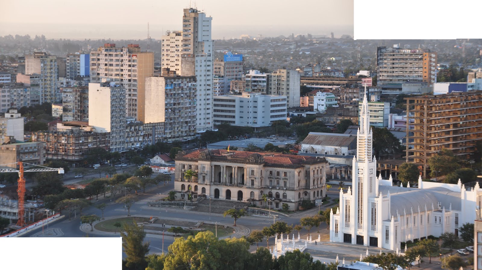 disculpe, su vida le espera...: a sight over and into maputo