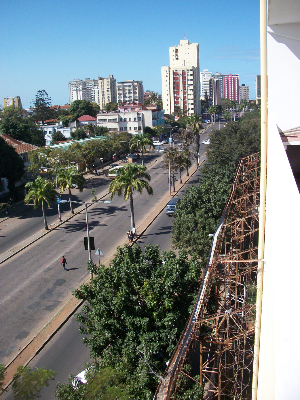 disculpe, su vida le espera...: a sight over and into maputo III