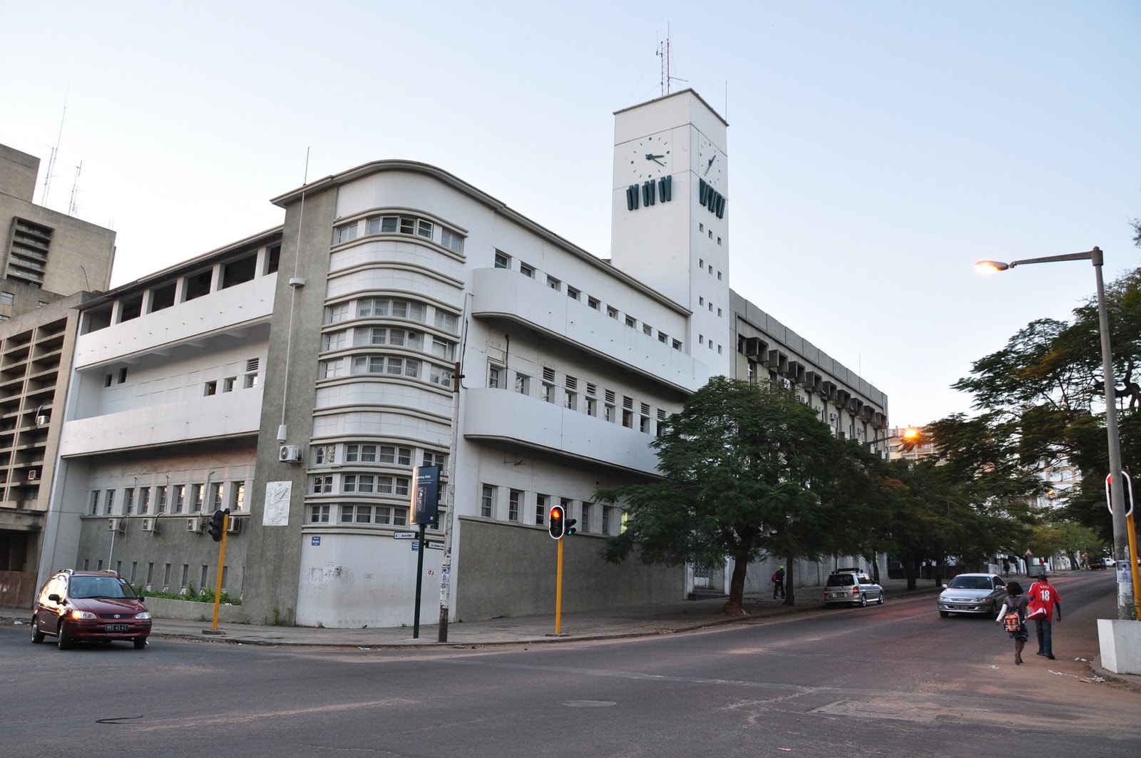 disculpe, su vida le espera...: a sight over and into maputo III