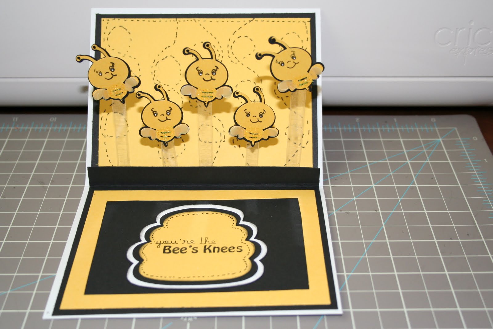 Luv-To-Scrap: Pop up Bee Card