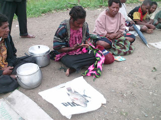 Malum Nalu: Fish market at Yonki, Eastern Highlands province (that's me ...