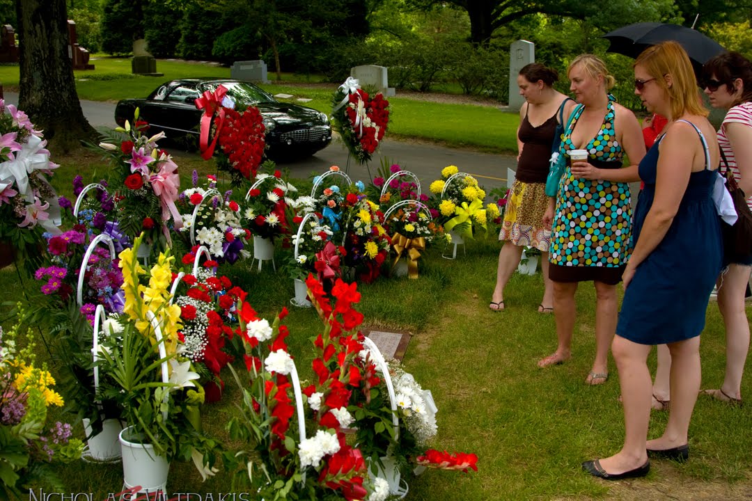 Photography from Nicholas Viltrakis: 053110 Memorial Day Gypsy Grave ...