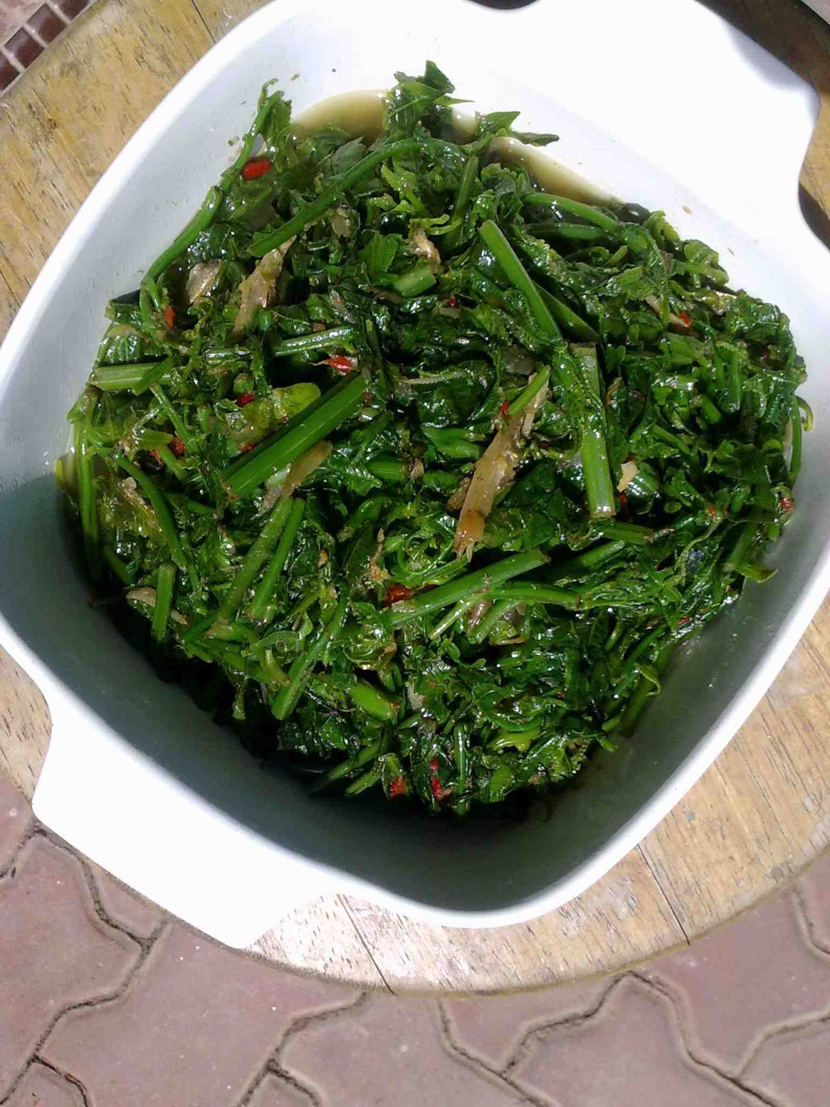 mums old recipe book: Goreng Pucuk Paku (Fried Wild Fern Shoots)