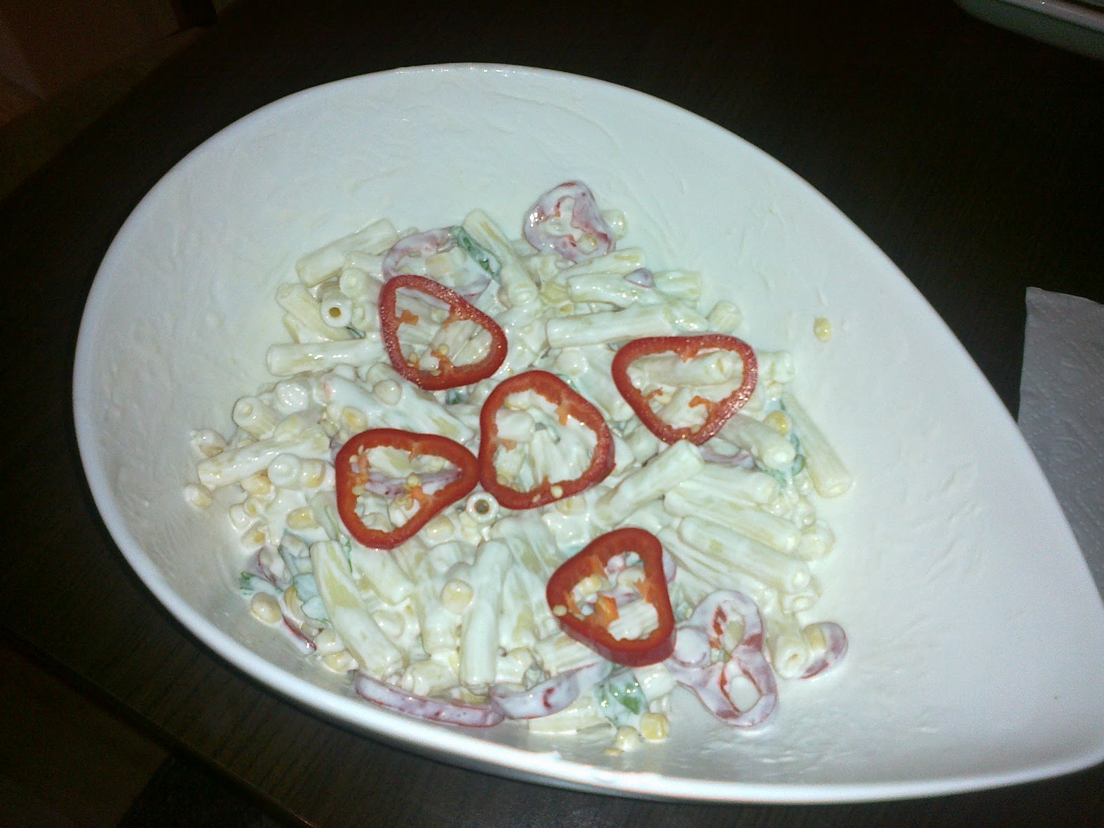 Mutlu Pasta...: MISIRLI MAKRNA SALATASI...