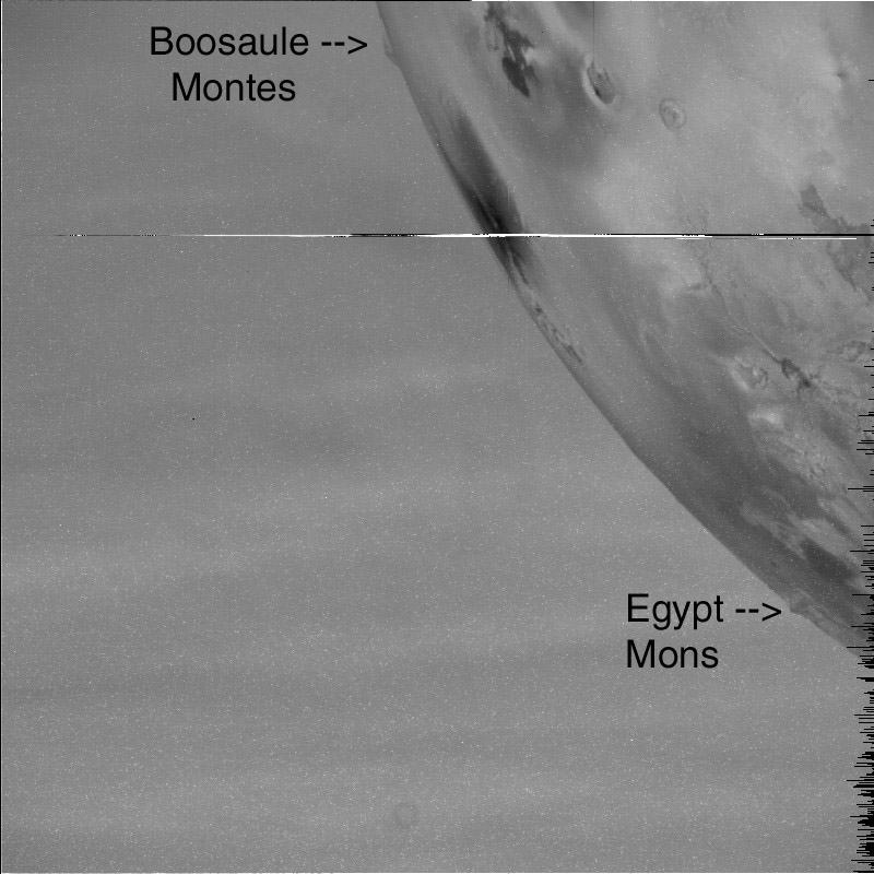 Montes Boösaule y Egipto, Ío. Sonda New Horizons, NASA.
