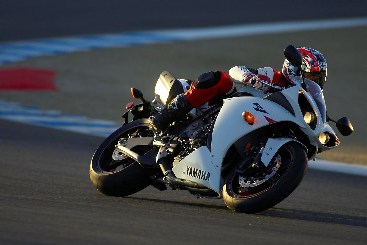 ONE HONDA CBR GP 1000cc: 2010 Yamaha YZF-R1 Pictures