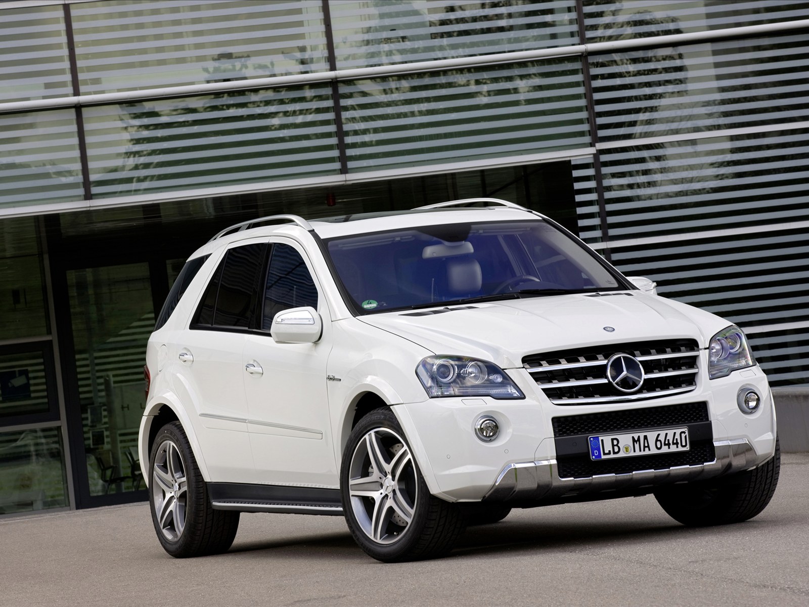 the best car wallpaper: 2011 Mercedes-Benz ML 63 AMG Car Wallpapers
